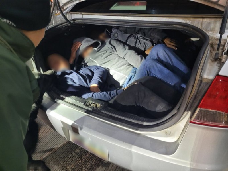 Tres indocumentados fueron asegurados en la cajuela de un vehículo Tres indocumentados fueron asegurados en la cajuela de un vehículo
